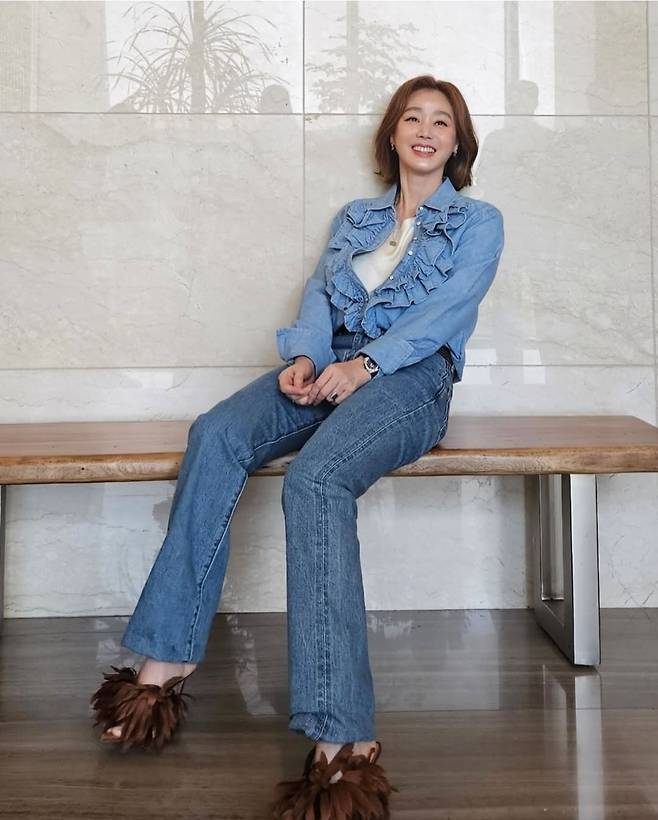 김성령 58세 맞아” 세월이 비껴간 데님 여신 깃털슈즈로 찢은 Mz룩 스타와 라이프
