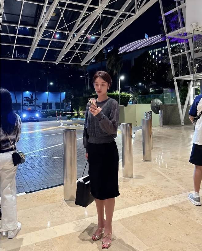‘다시는 결혼하지 않겠다 선언한 여배우 세련미 터진 롱스커트룩 대본은 내운명