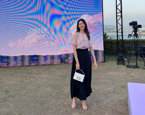 차세대 톱스타였는데 돌연 22살에 애엄마 된 여전한 방부제 미모 40대 여배우 일상룩 패션룸