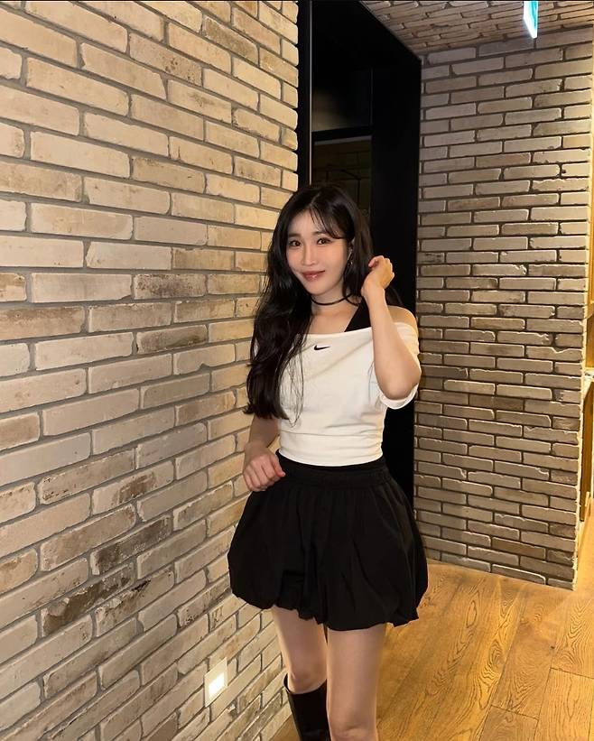 3년차 새댁 이렇게 예뻤어 40살에 미니스커트가 잘 어울리는 여가수 오프숄더룩 뷰티는 내운명