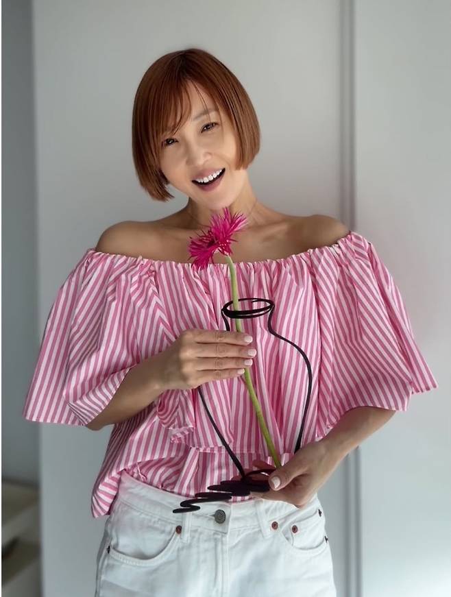 최은경 아들 해병대 보내고 과감하게 너무 내린 오프숄더 숏팬츠 썸머룩 뷰티는 내운명