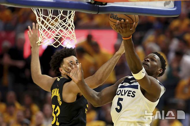 '커리 부상' GSW, 미네소타에 3연패…NBA PO 2라운드 탈락 위기