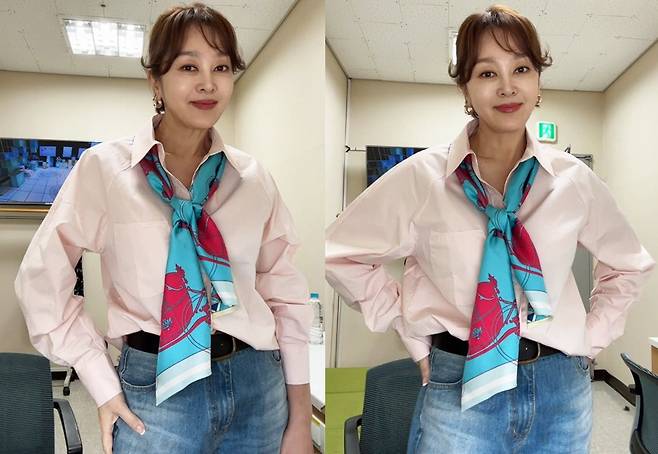 이승연 스카프 두른 50대 파워 동안 핑크 셔츠에 딱 어울린 세련미 뿜뿜 데님룩 뷰티는 내운명