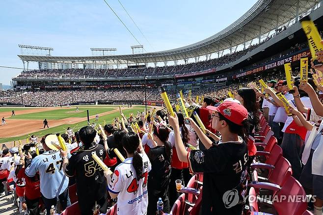 2025 프로야구, 230경기 만에 400만 관중…KBO리그 신기록