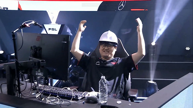 [FSL] T1 '오펠' 강준호, '우타' 이지환에 승리하고 '안전모 세리머니' 선보여