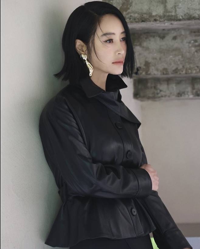 김혜수 고혹의 갓혜수 미니멀한 아방가르드의 정수 세련미의 끝을 봐버린 실크 원피스룩 뷰티는 내운명