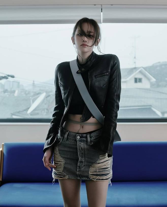 찢청에 복근핏 크롭 거침없는 핫걸 감성 폭발한 여배우 와일드 레더 재킷룩 대본은 내운명