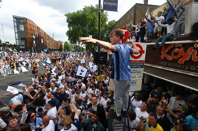 ‘파티는 계속된다’ 토트넘, 우승 퍼레이드... 손흥민 “주장일 때 우승해 행운”