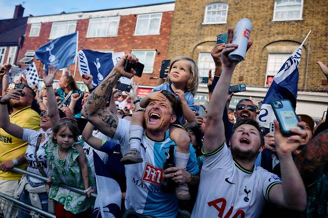 ‘파티는 계속된다’ 토트넘, 우승 퍼레이드... 손흥민 “주장일 때 우승해 행운”