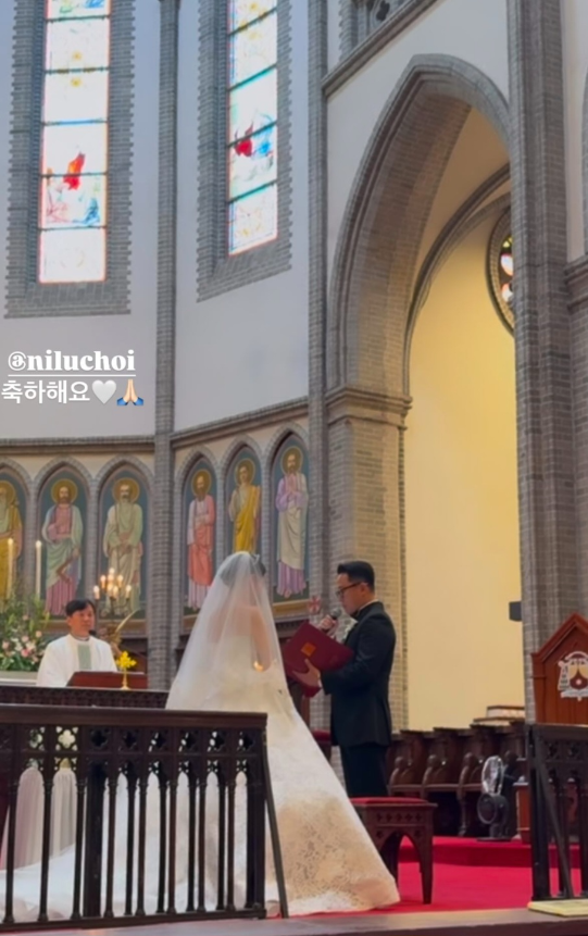 성당 결혼식 포착”송혜교 말없이 올린 사진 한 장의 위엄