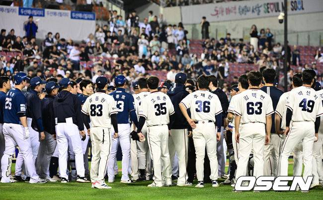 149km 사구는 참았는데, 149km 머리 위협구에 대폭발! 100억 FA 외야수, 왜 친정팀과 벤클 휘말렸나