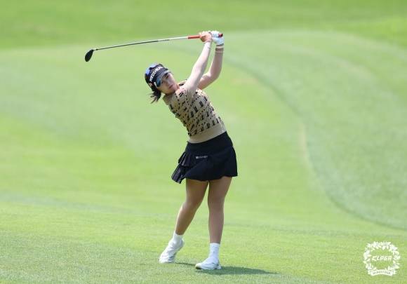 지난해 공동 다승왕 박현경, “매일밤 퍼팅 500개 연습하고 잤다”…KLPGA 투어 E1 채리티오픈서 시즌 첫승이자 통산 8승