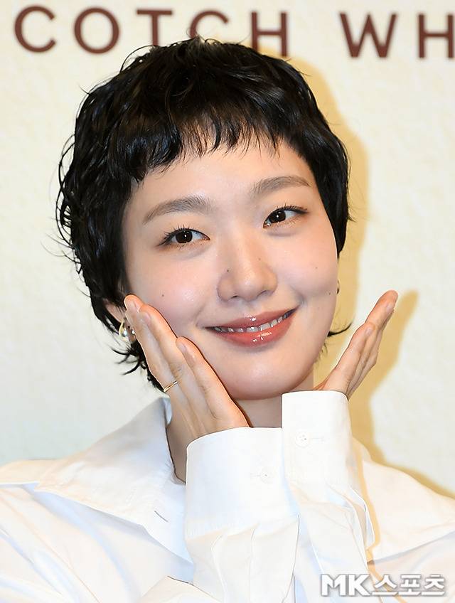김고은 과감하게 볶은 주먹밥 머리 절제된 세련미 뽐낸 미니멀리즘 셔츠룩 뷰티는 내운명