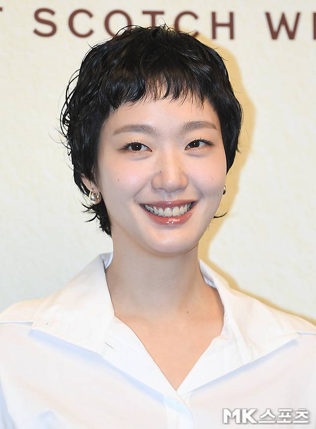 김고은 과감하게 볶은 주먹밥 머리 절제된 세련미 뽐낸 미니멀리즘 셔츠룩 뷰티는 내운명