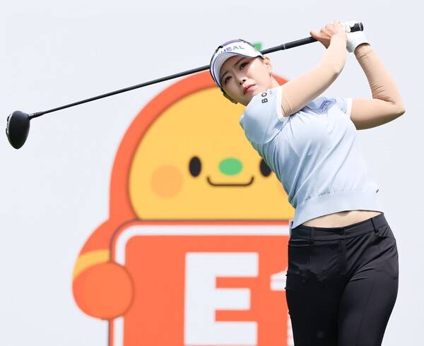 '대상' 겨냥하는 박현경, 첫 '노보기 우승'…선두 이예원 압박 [KLPGA E1채리티오픈]