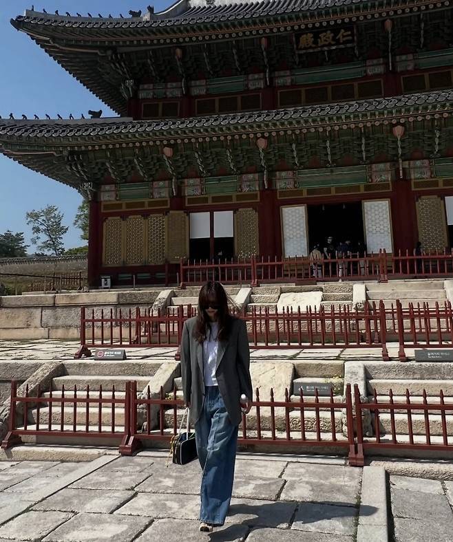 앨범까지 완성했지만 트라우마로 마이크 내려놓은 여배우 힙시크 데님 팬츠룩 대본은 내운명