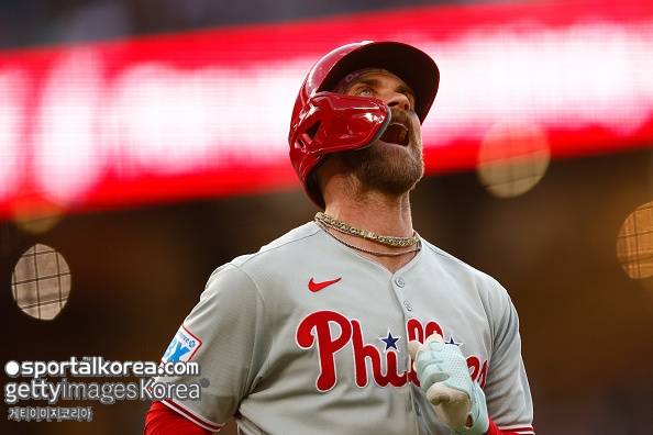 “악!” 수술했던 팔꿈치에 ‘153km’ 패스트볼 직격…PHI ‘간판’ 하퍼 첫 타석부터 부상 교체, 팬들 ‘노심초사’ 속 검진 결과는?