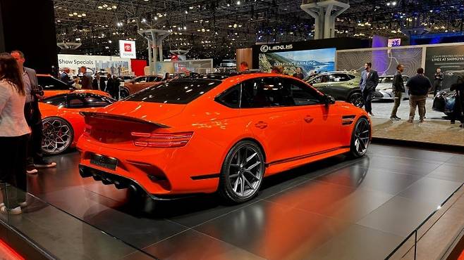 BMW M 시리즈를 위협하는 제네시스 GV60 마그마, 그 진짜 성능은? | 두맨카