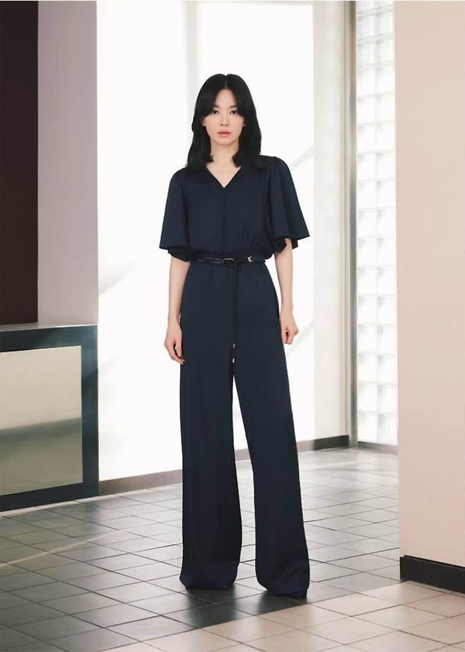 송혜교 말이 필요 없는 압도적 시크美 우아한 여신의 와이드 점프슈트룩 뷰티는 내운명