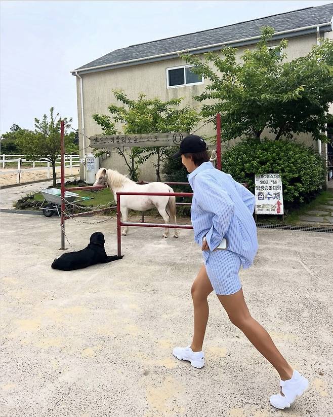 결혼은 깜짝 패션은 완벽 3개월 만에 혼인신고한 여배우 오버핏 셔츠룩 뷰티는 내운명