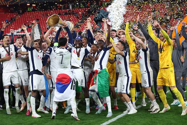 ‘2025년 유럽 축구엔 태극기가’ 손흥민·이강인, 나란히 유럽 클럽대항전 정상