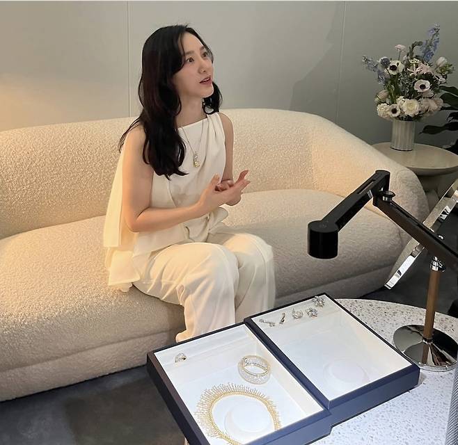 이 얼굴이 50대” 입간판 시절 그대로인 여배우 럭셔리 화이트 셋업룩 대본은 내운명