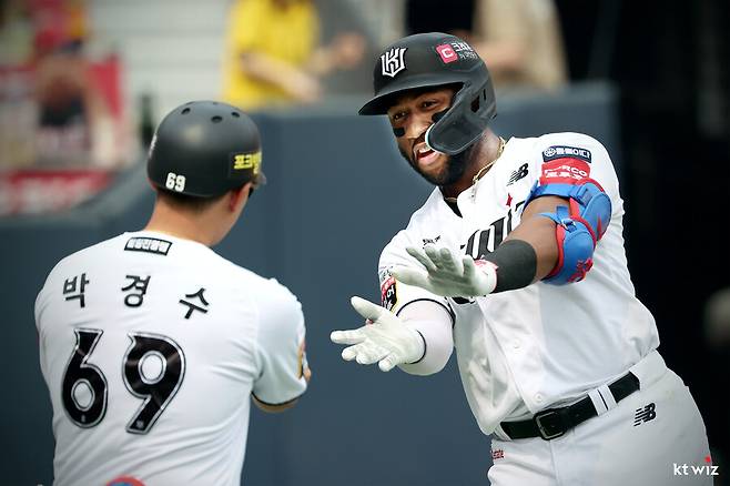 "내가 2할대라니…" 충격에 특타까지, KBO 172홈런 레전드 외인거포가 살아난 이유