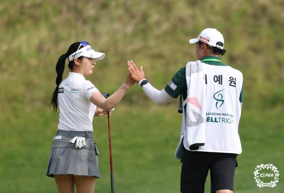 이예원, KLPGA 투어 셀트리온 퀸즈 마스터즈 1라운드 공동 선두…5연패 노리던 박민지는 공동 69위