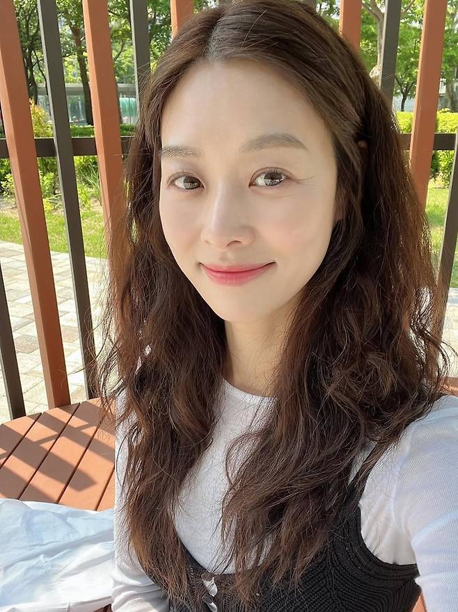 “이 정도면 그냥 모델이지” 170cm·54kg 여배우, 9등신 버뮤다팬츠룩 | 대본은 내운명