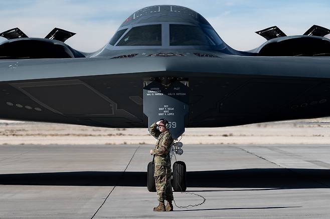 미국이 B-2 스텔스 폭격기 대신 B-52, B-1B를 훨씬 더 많이 사용하는 이유! | 지식텔러