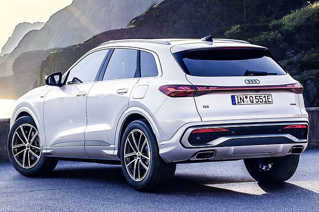 "제네시스 괜히 샀네" 전기로만 100km 넘게 달리는 신형 아우디 Q5 | 닷키프레스