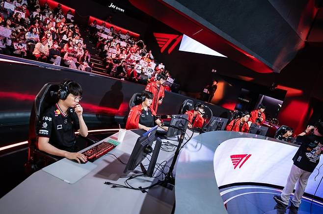 도란’이 훔쳤고 T1이 뒤집었다” 사직 흔든 ‘도란쇼’ T1, KT 꺾고 MSI 최종전 진출 [MSI 선발전]