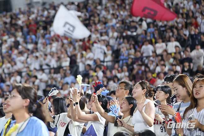 롯데, KBO 44년사 '최초 대기록' 도전한다!…벌써 22G 연속 매진→'한화 수립 새역사' 이번 주말 다시 깰까 [부산 현장]
