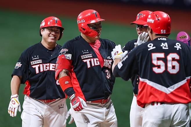 KIA 최형우, KBO 첫 1천700타점의 사나이…전설은 계속된다