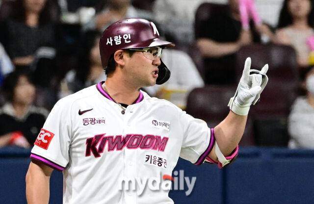 “성영탁이 뭐 하고 있던데, 홈런 치고 나니까…” KIA 10R 기적의 첫 쓴맛, 영웅들이 지켜낸 ‘영웅들 1위’[MD고척]