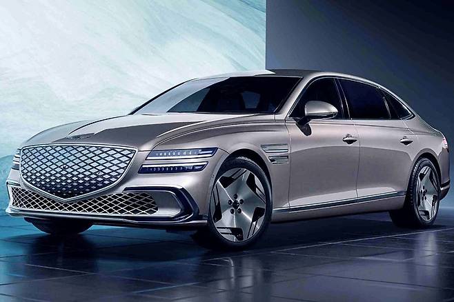 “중년 아빠들의 드림카?”.. 그랜저 vs 제네시스 G80, 항목별로 비교해봤다 | 오토포크