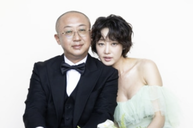 7살 연상♥돌싱男과 결혼 발표 슈퍼모델 출신 42세 여배우웨딩 화보룩 화제 뭉뭉패션