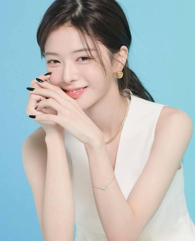 166cm에 39kg? 몰라보게 예뻐진 '인형 비주얼' 아역 출신 여배우, 캐주얼룩 | 스타와 패션