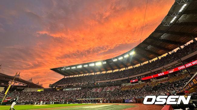 ‘KIA-KIA-한화-한화-한화’ SSG, 5G 연속 매진 구단 신기록…시즌 15번째 매진 달성 [오!쎈 인천]