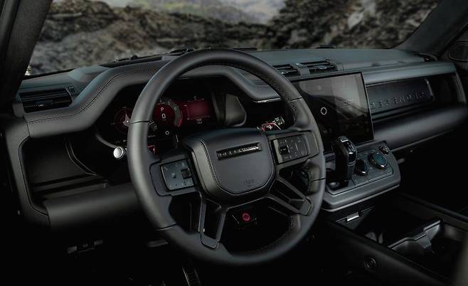 GV80이 따라오지 못한 영역, 디펜더 옥타 블랙의 블랙 마법 | EV-Hotissue