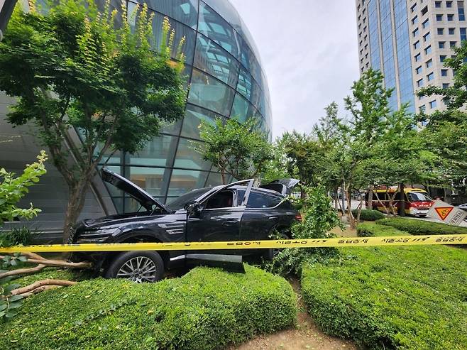 여의도 한경협 건물에 SUV 돌진...40대 운전자 급발진 주장