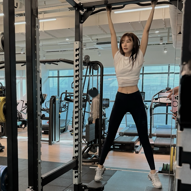 "169cm 45kg"..40대 레깅스핏 실화? 여배우 패션 화제 | 뭉뭉패션