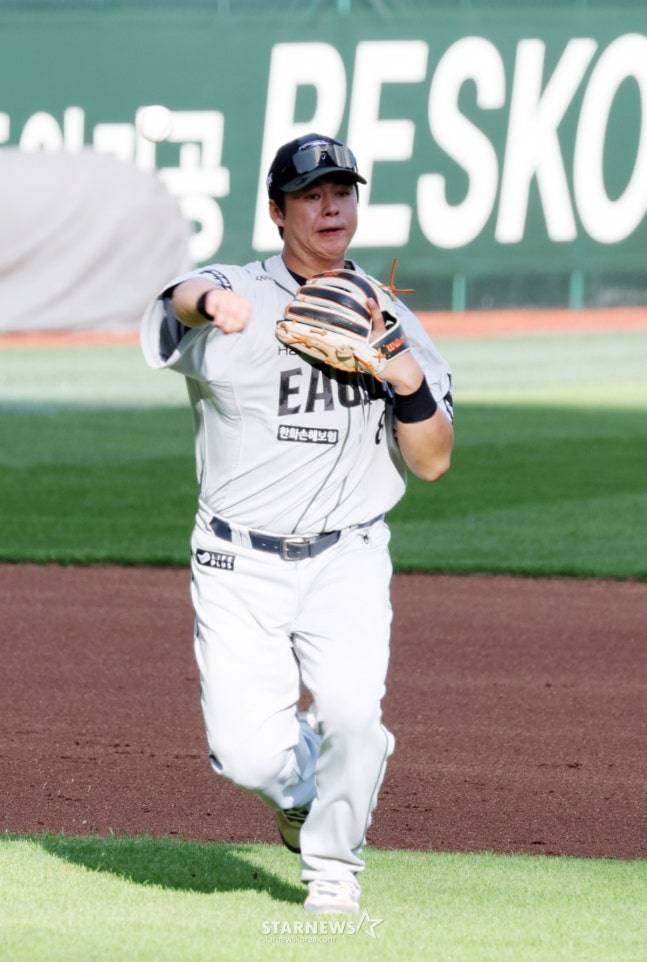 'KBO 유일 700 수비이닝 돌파' 노시환 고생, 김경문 감독도 안다 "딴 선수였으면 DH 하겠다고 했을 텐데" [고척 현장]