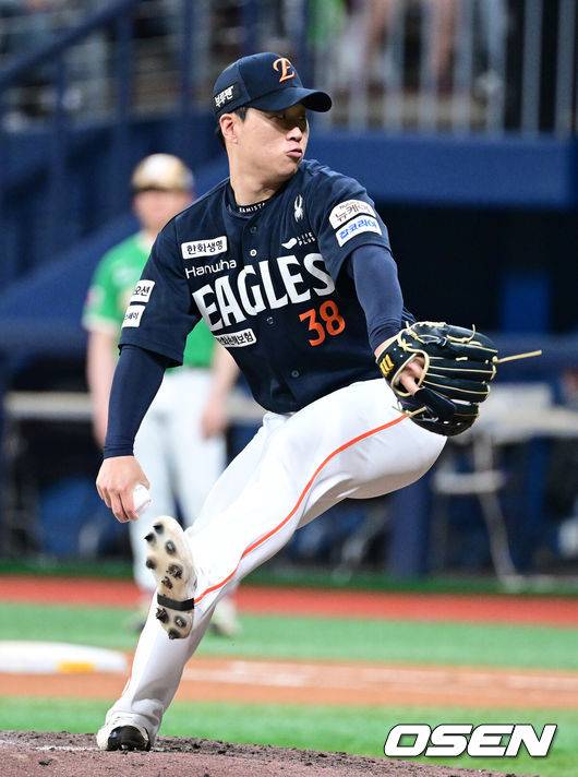 “순위표 보는 재미 알았다” 33년 만에 전반기 1위 확정, 가을야구 보이자 선수들도 웃는다