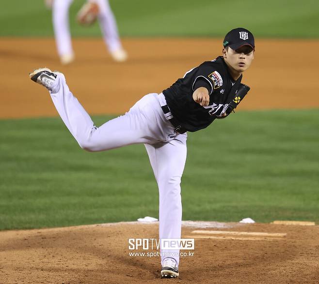 결국 떠나는 KBO 55승 에이스…"가족처럼 생각했는데 떠나서 아쉽다"