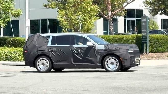 “2억짜리 SUV 실화냐…” GV90, 마이바흐·레인지로버 잡으러 왔다 | 모터포스 - 포뮬러1 정복