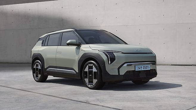 “EV6·아이오닉5 다 눌렀다”… 출시 1년 만에 전기차 1위 오른 국산차 | EV-Hotissue