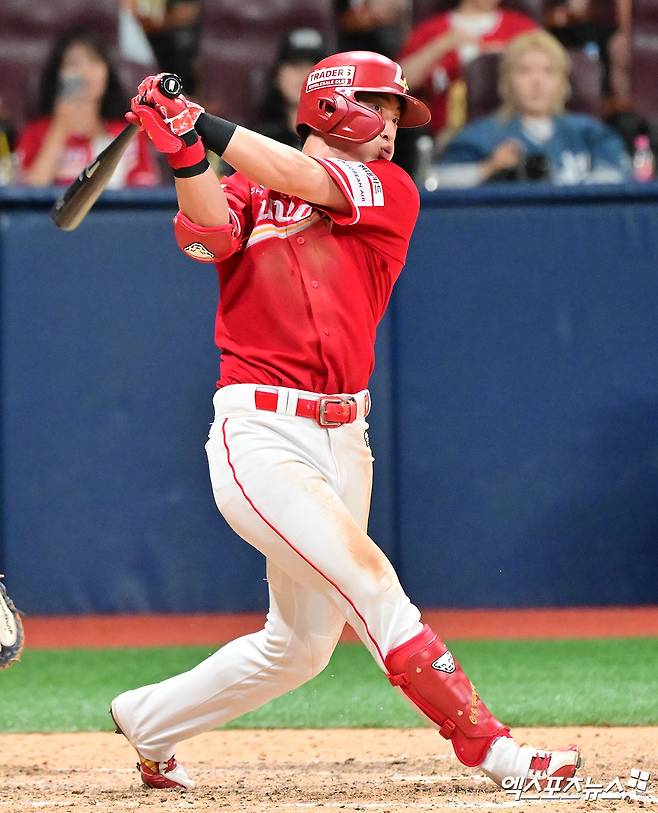 롯데 타선 꽁꽁 묶었다! '불펜 ERA 1위' SSG, 1-0 승리…투수 6명 무실점 호투+박성한 결승타 [사직:스코어]