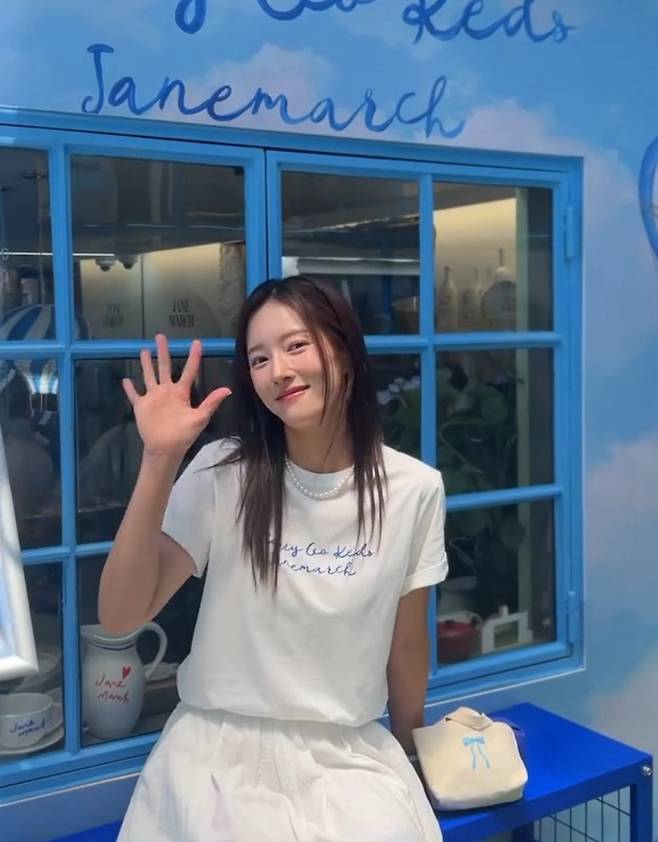 아들 둘 낳고 결혼 11년 만에 홀로서기 택한, 이혼 후 더욱 빛나는 여배우, 원피스룩 | 스타와 패션