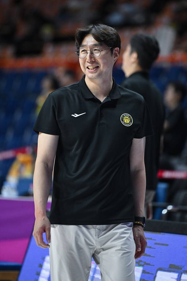 박지수-강이슬-허예은 삼각편대 다시 꾸린 KB스타즈, 여농 슈퍼팀 되나... "압도적 평가, 부담 다가오는 건 사실"